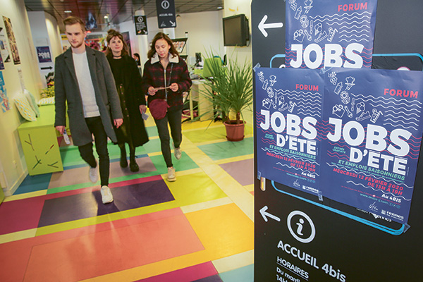 Grâce à des missions salariées pour la ville, les jeunes découvrent le ...